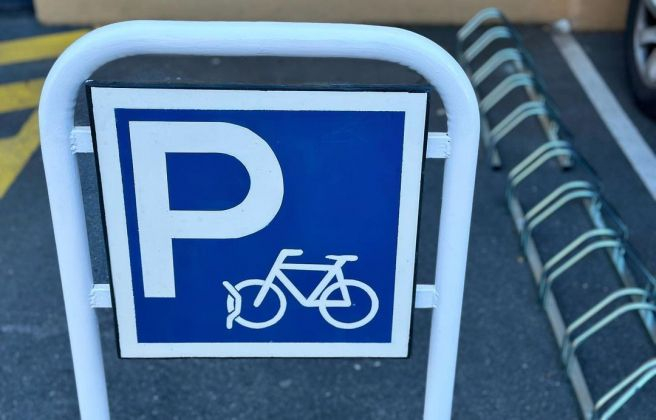 El col·legi Sant Ermengol estrena aparcament de bicicletes en col ...