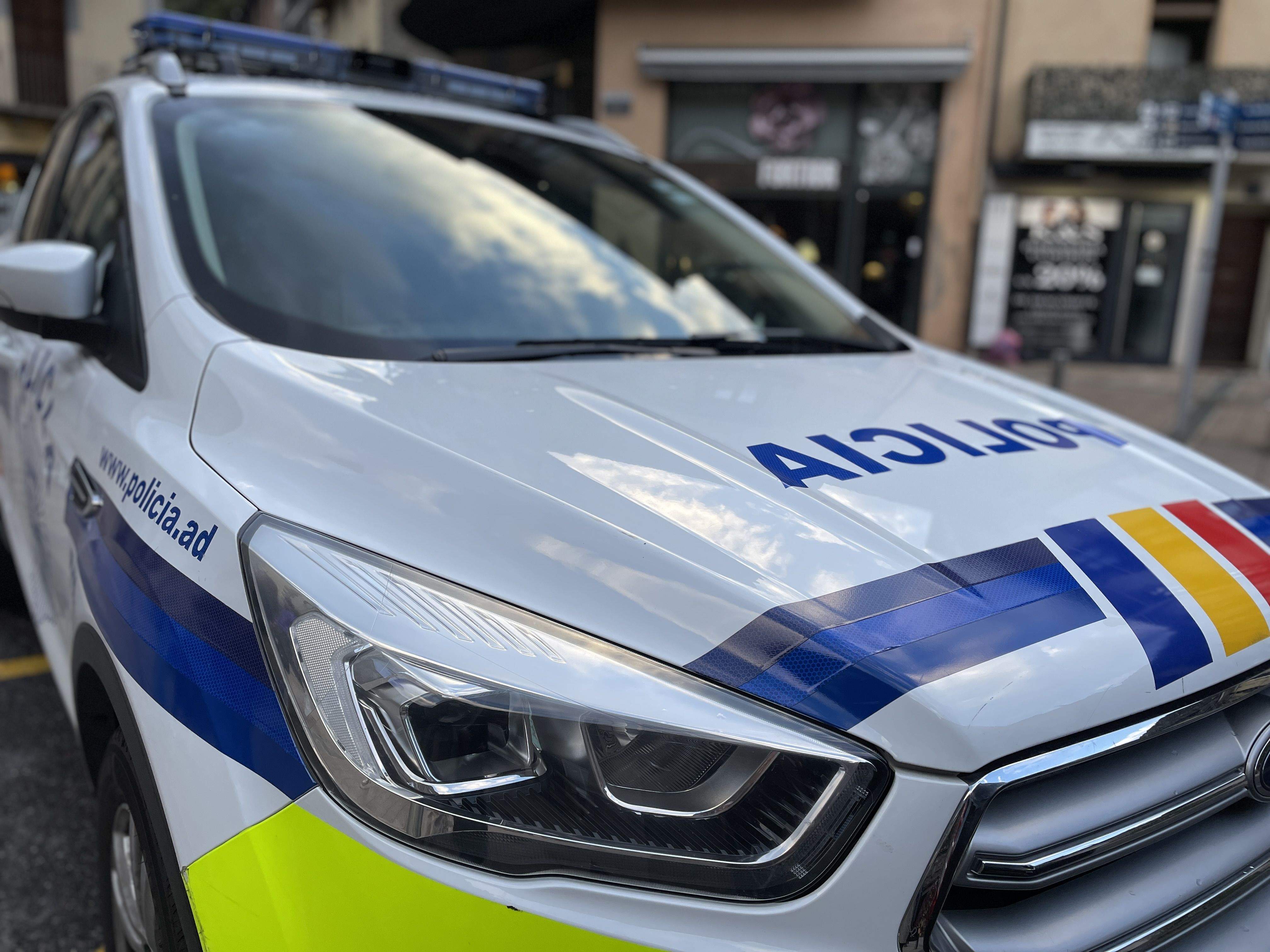 S’inventa una baralla per intentar que una patrulla de policia li fes ...