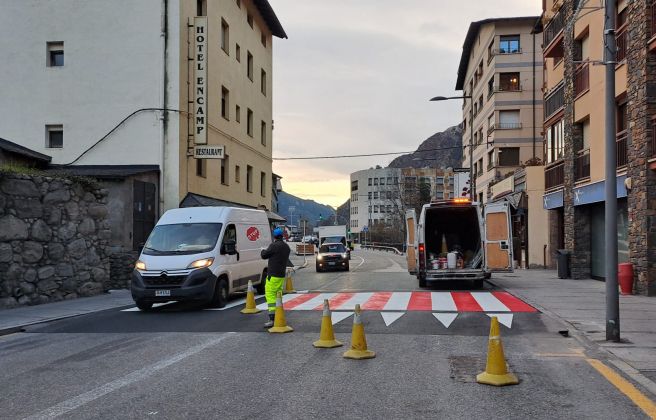 Un pas de vianants elevat i un semàfor per millorar la seguretat a l ...