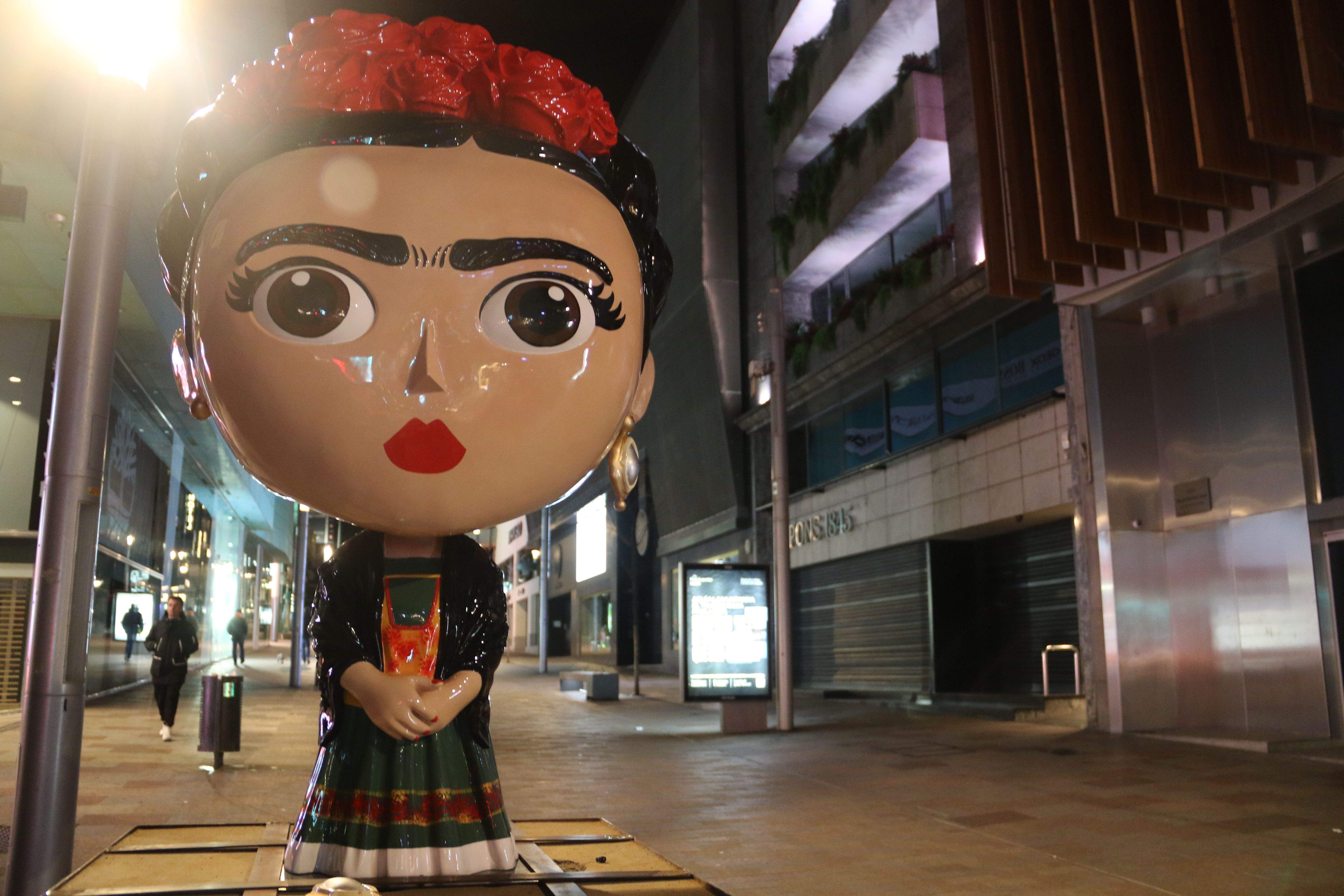 Apareixen malmeses diverses de les figures de Frida Kahlo a l’avinguda ...