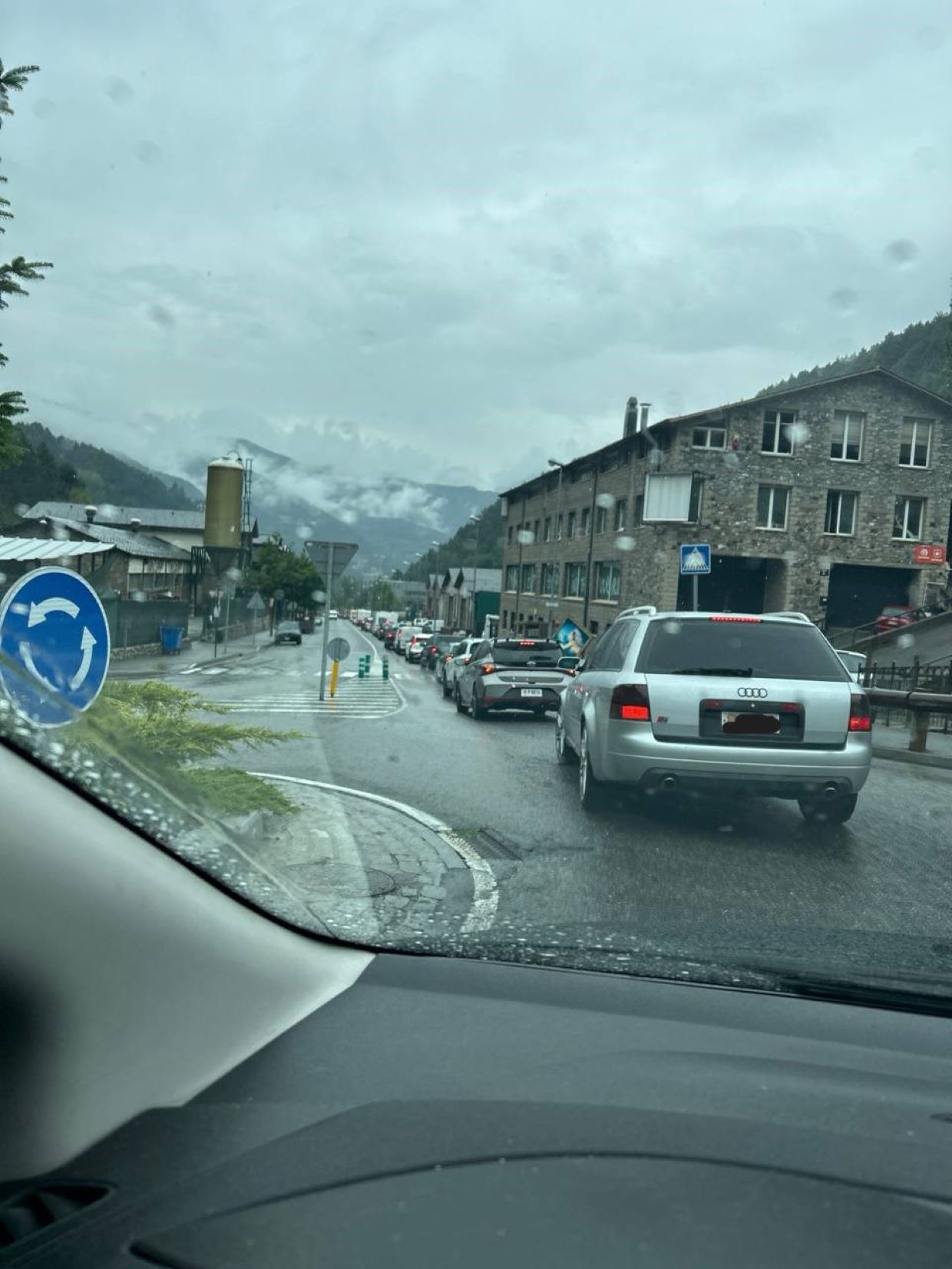 Trànsit molt intens per entrar al país, així com per travessar Canillo ...