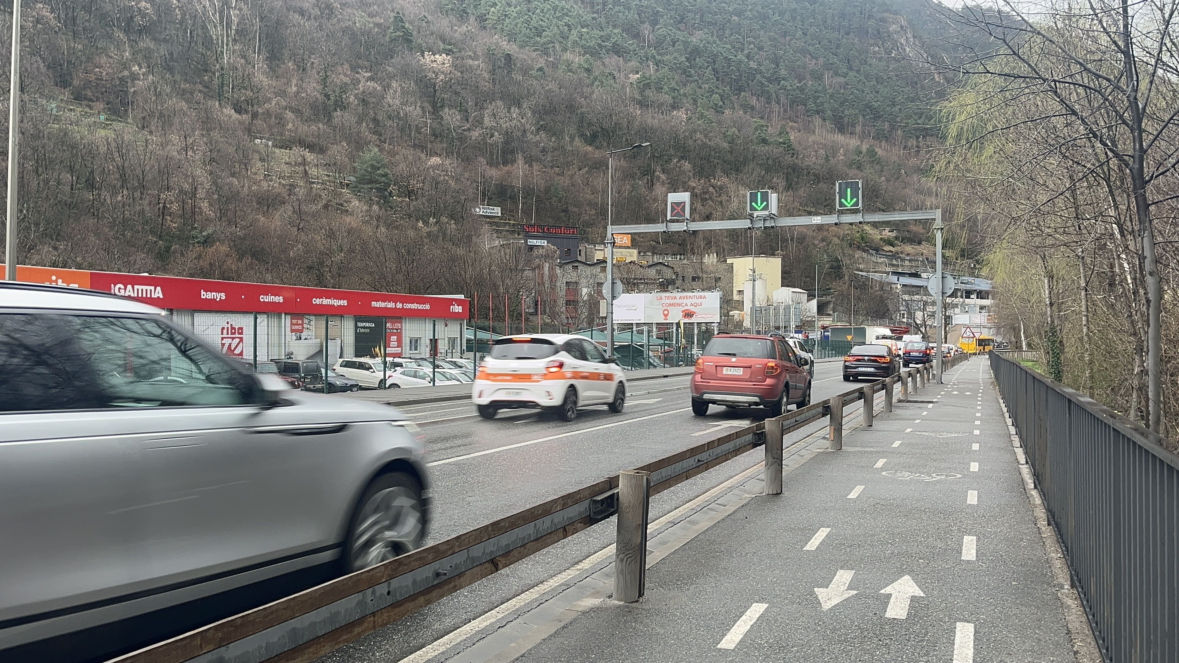 En marxa la prova pilot dels dos carrils de baixada de la CG-1 les tardes dels dies laborables ...