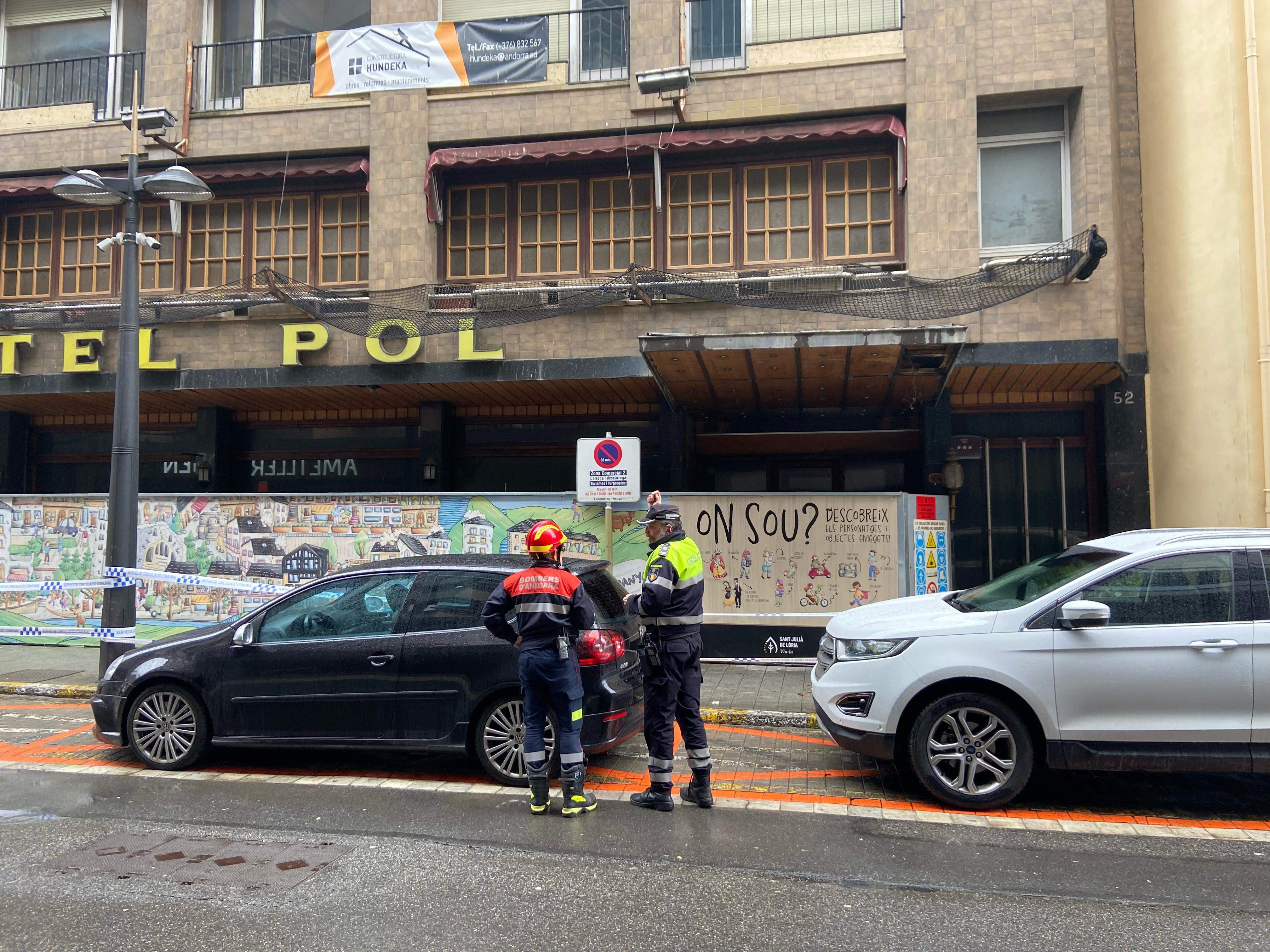 Sant Julià tanca l’accés de vianants en el tram de l’antic Hotel Pol ...
