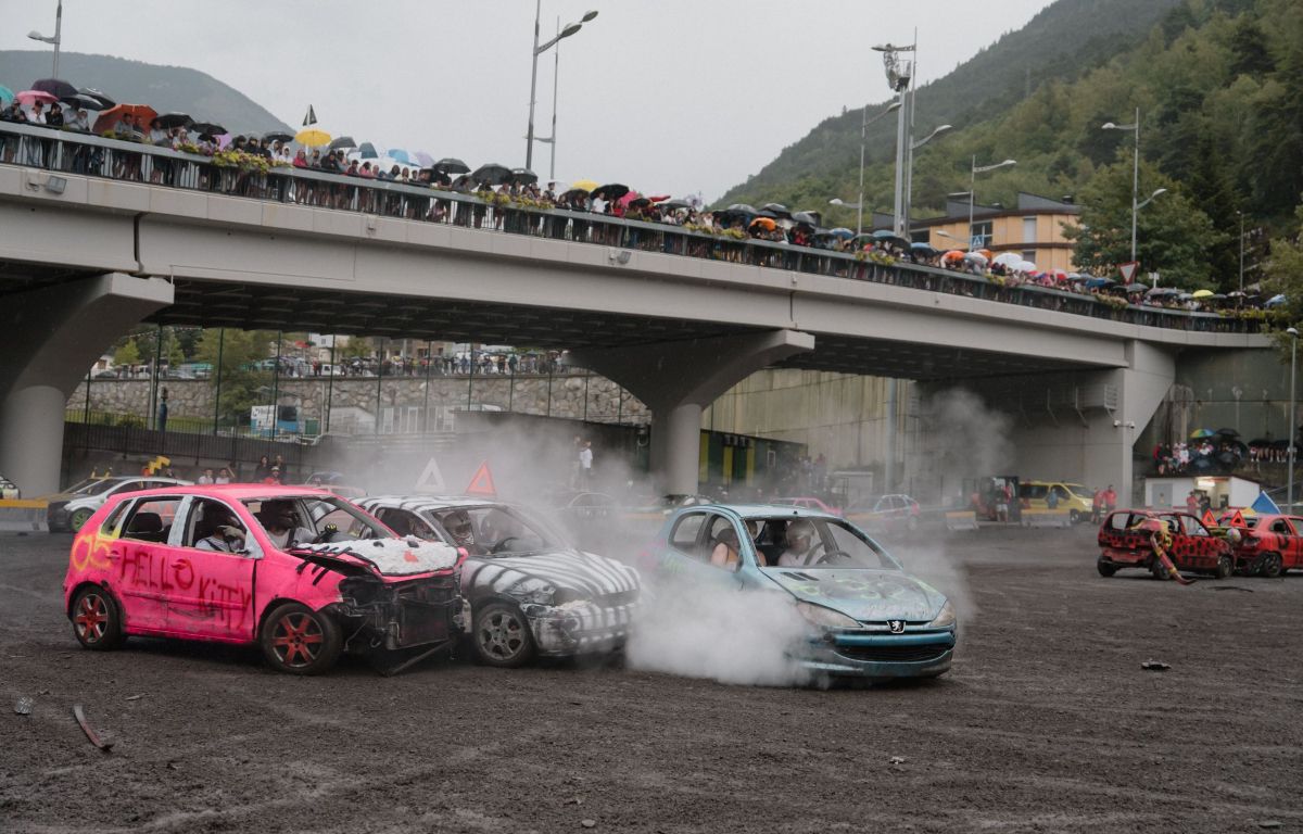 La bogeria del ‘Crash Car’ no s’atura ni sota la pluja - Altaveu el ...