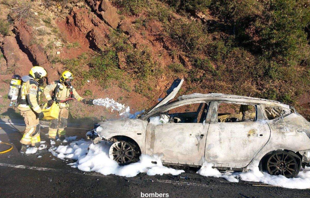 Un aparatós accident a Ribera d’Urgellet amb un cotxe calcinat ...