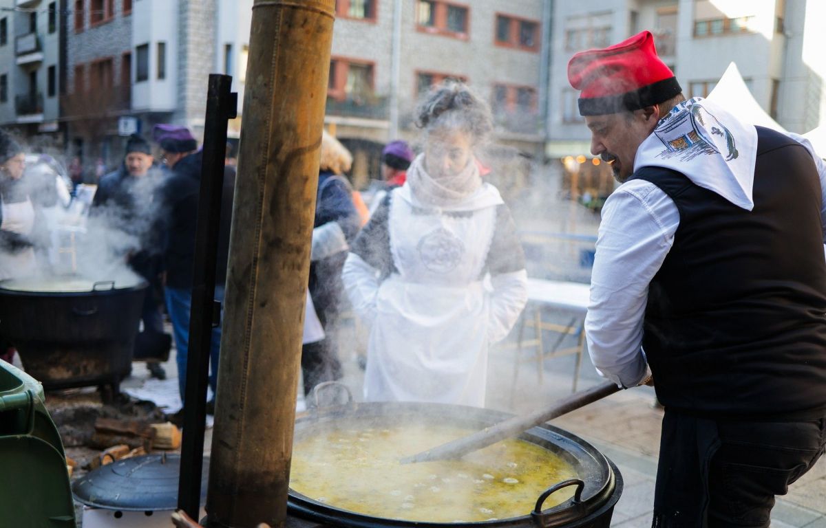 L’escudella de Sant Antoni torna a omplir places i fogaines arreu del ...