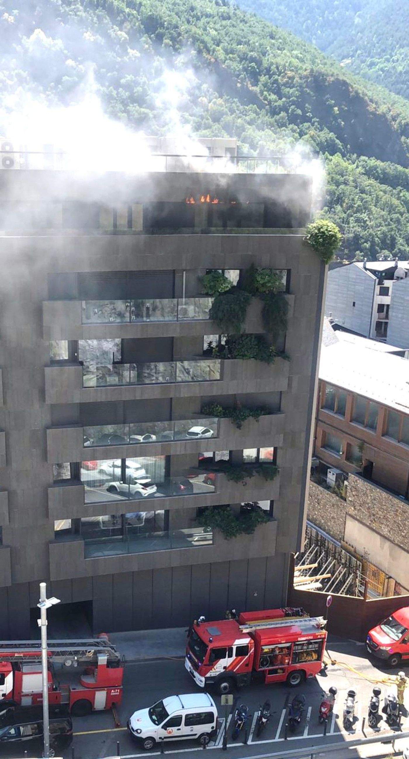 Ensurt per l’incendi a una terrassa d’un dels àtics de l’edifici The ...